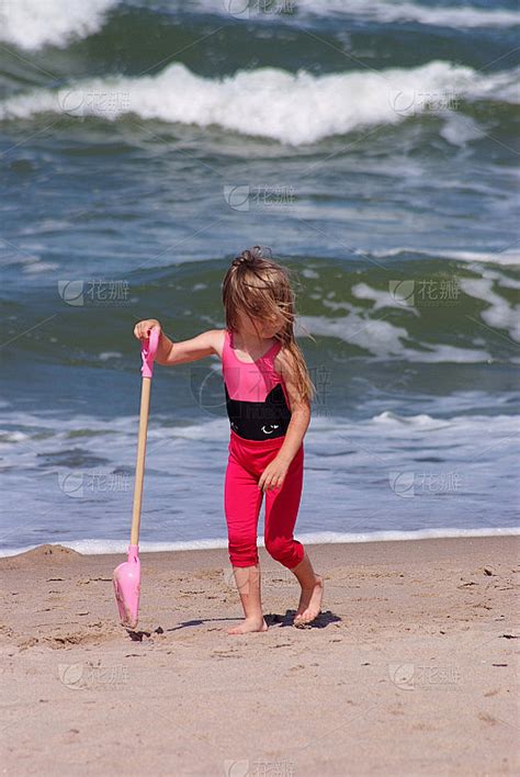 沙滩上的三岁女孩