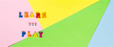 여러 가지 색상의 배경에서 배우고 놀다는 여러 가지 색상의 나무 문자로 만든 단어 상단 보기 텍스트에 대한 여유 공간 어린이들을 가르치기 0명에 대한 스톡 사진 및 기타