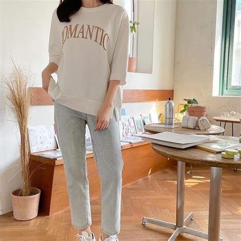 마지아룩 프린트 중앙에는 촌스로운 느낌 없이 깔끔하고 심플한 레터링이 포인트로 룩에 은은한