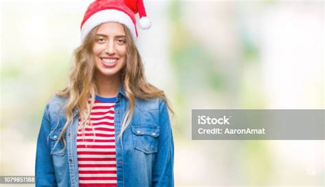 아름 다운 젊은 금발 여자 얼굴에 행복 하 고 멋진 미소와 함께 고립 된 배경 위에 크리스마스 모자를 쓰고 운이 좋은 사람 겨울에 대한 스톡 사진 및 기타 이미지 Istock