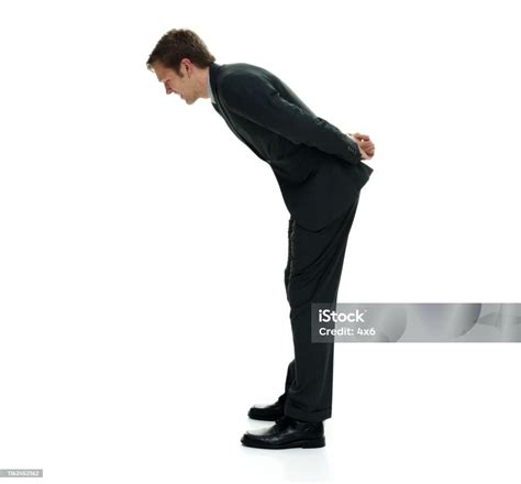 넥타이와 양복을 입고 흰색 배경에 서서 활을 쏘는 사업가 20 29세에 대한 스톡 사진 및 기타 이미지 20 29세 25 29세 갈색 머리 Istock