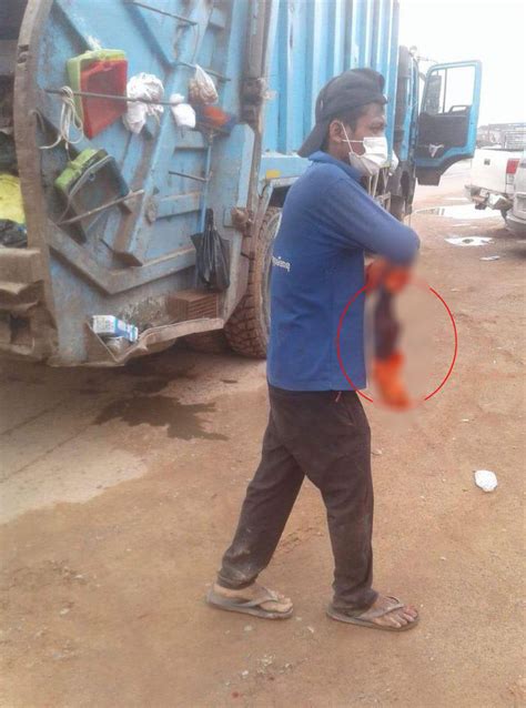 គួរឱ្យអាណិតខ្លាំងណាស់ បុរសកម្មករប្រមូលសំរាមម្នាក់ ជួបគ្រោះថ្នាក់ត្រូវពិការដៃម្ខាងអស់មួយជីវិត