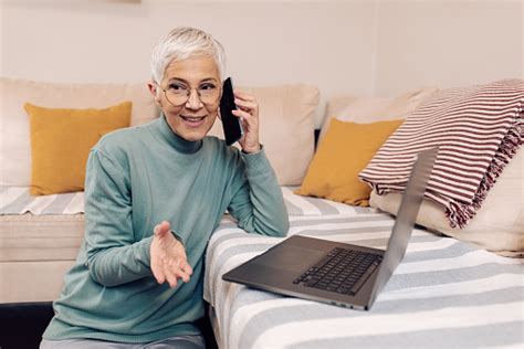 가정에서 비즈니스 통화를 하는 성숙한 사업가의 초상화 55 59세에 대한 스톡 사진 및 기타 이미지 55 59세 가정 생활 가정의 방 Istock