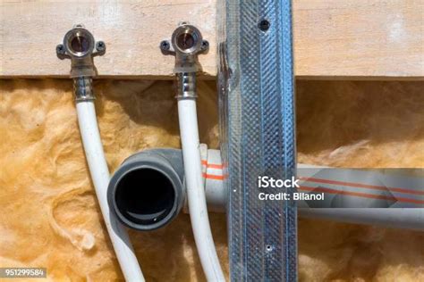 폴 리 프로필 렌 배관 집안에 벽에 수도 관에 의하여 이루어져 있다 혁신 중 아파트 인테리어의 화장실에 하 수구 파이프의 설치 작품 회색 플라스틱 드레인 파이프 사용 물