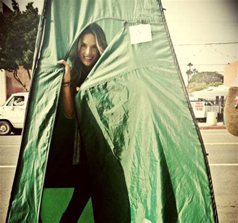 Alessandra Ambrosio Troca De Roupa Em Provador Móvel Nas Ruas De Veneza