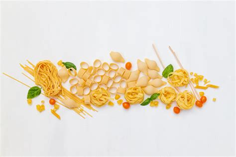 흰색 나무 배경에 다양한 조리되지 않은 파스타 맨 위 보기입니다 텍스트 공간이 있는 레스토랑용 이탈리안 파스타 0명에 대한 스톡 사진 및 기타 이미지 Istock