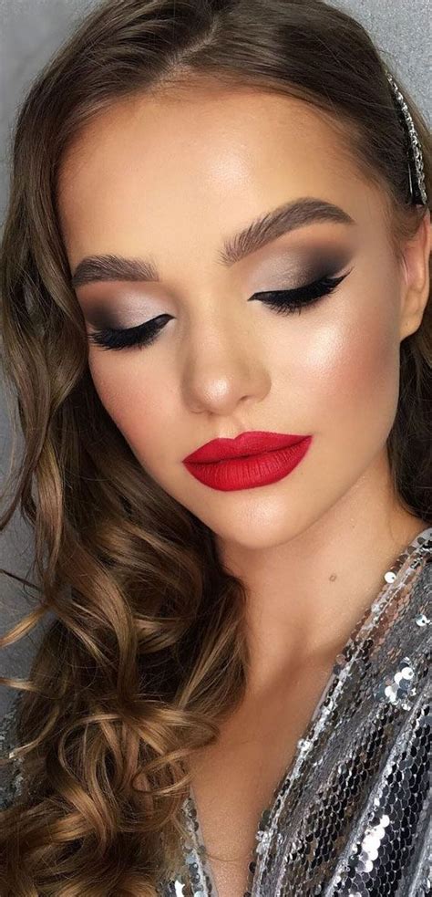 What Eye Makeup Goes With Red Lipstick