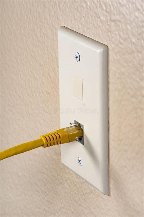 un cable ethernet rj45 plug in home network socket imagen de archivo