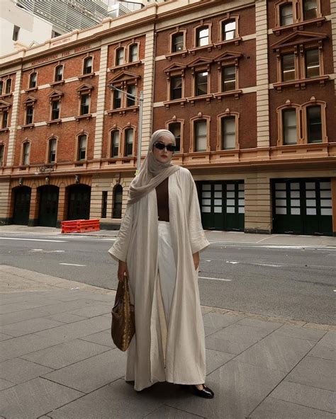 Ide Padu Padan Modis Pakai Jilbab Warna Nude