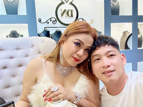 តារាចម្រៀងស្រី យក់ ឋិតរដ្ឋា រំភើបស្រក់ទឹកភ្នែក ពេលស្វាមីបណ្ដូលចិត្តកាន់បាច់ផ្កា Surprise