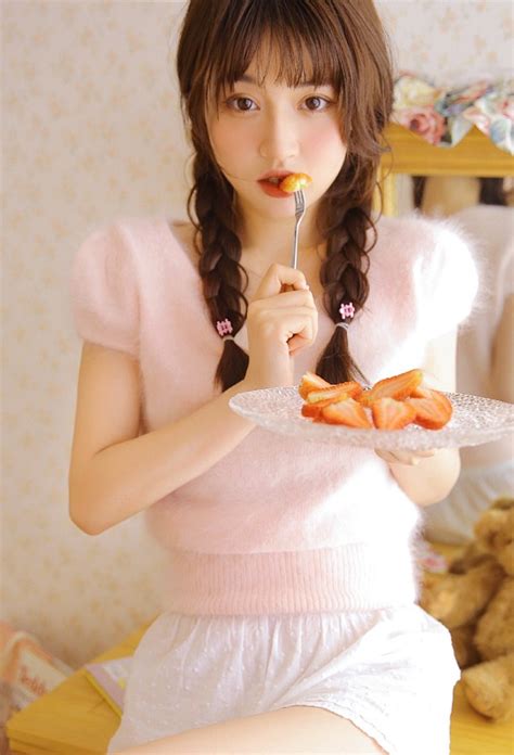 大眼睛，双麻花辫，大白美腿美少女