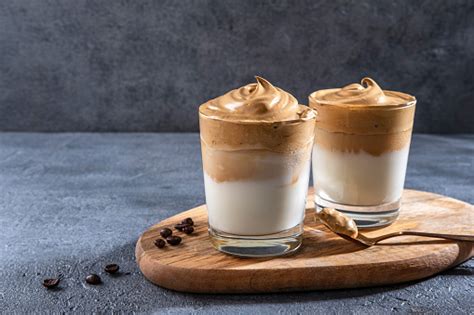 Dalgona 커피 커피 거품과 우유를 곁들인 아이스 푹신한 크림 휘핑 트렌드 음료 달고나 커피에 대한 스톡 사진 및 기타