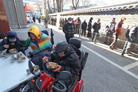 포토 탑골공원 무료급식소 70m 줄 춥지만 따뜻한 점심”