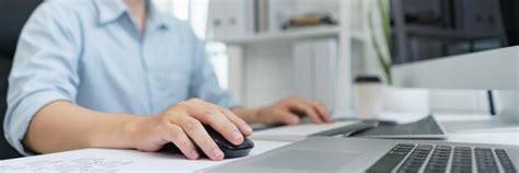 Concepto De Desarrollo De Software Programador Masculino Escribiendo