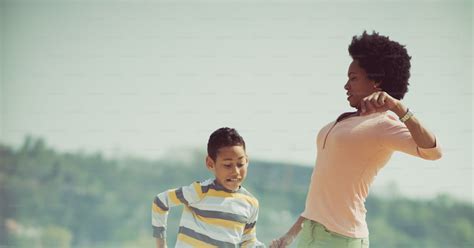 행복하면 높이 뛰어오르세요 해변에 있는 어머니와 아들 사진 Unsplash의 세르비아 이미지