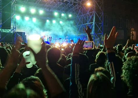 Cccp Suonano A Bologna Davanti A 10mila Persone In Piazza Maggiore è Nostalgia