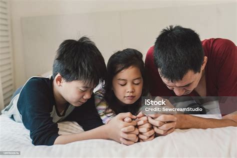 집에서 온라인으로 예배하는 아버지 가족 아이들과 함께 기도하는 아이들 디지털 스트리밍 교회 서비스 개념 가정 생활에 대한 스톡