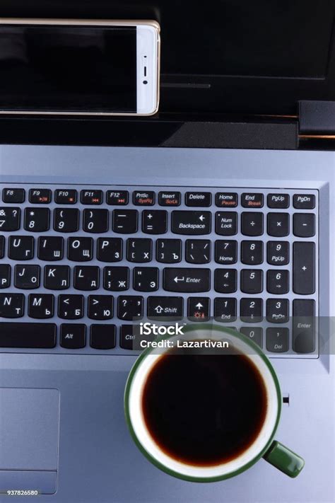 노트북과 한 잔의 커피는 오래 된 책상 스마트폰 키보드 펜 나무 배경에 복사 공간 미니 관리자의 직장에서 커피의 스타일에 디자이너 워크스테이션 개념에 대한 스톡 사진 및