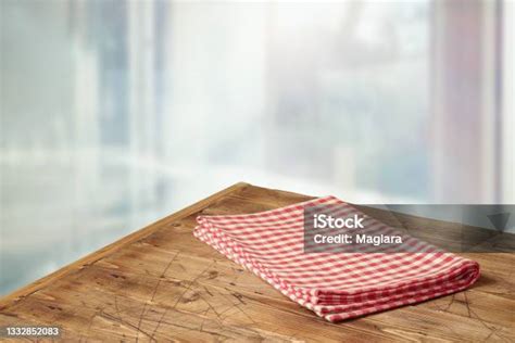 흐리게 창 배경 위에 빨간색 체크 테이블보가있는 빈 나무 테이블 디자인 및 제품 디스플레이에 대 한 부엌 모의 식탁보에 대한 스톡 사진 및 기타 이미지 Istock