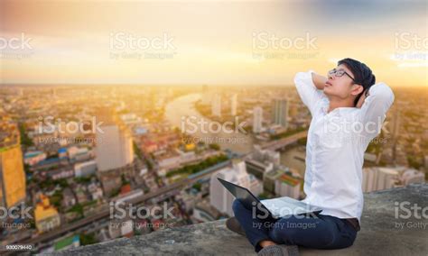 비즈니스 노트북 및 디지털 태블릿을 사용 하 여 Skyscaper 배경에서 경제에 대한 스톡 사진 및 기타 이미지 경제 고층 건물 공부 Istock