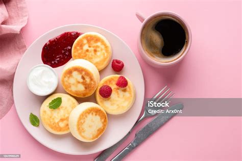 Syrniki 플레이트 탑 뷰에 코티지 치즈 프리터 시르니키에 대한 스톡 사진 및 기타 이미지 시르니키 구이 커드 치즈 Istock