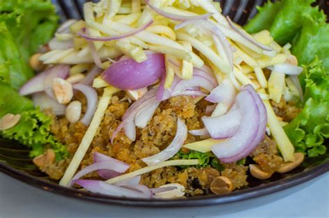 녹색 망고 태국 음식 바 삭 메기 그린 망고와 야채 샐러드와 바 삭 메기 매운 샐러드 갈기갈기 찢어진에 대한 스톡 사진 및 기타