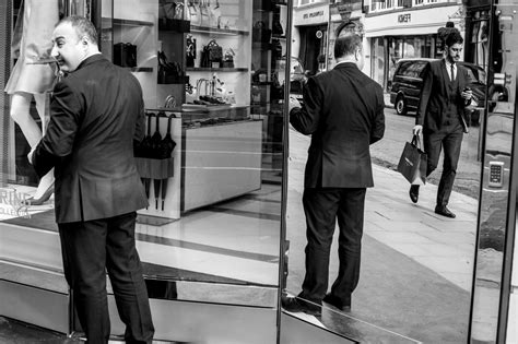배경 화면 남자 런던 화이트 검은 단색화 창문 시티 거리 도로 사진술 신사 유행 서 있는 양복들 쇼핑 하부 구조 검정색과 흰색 소녀 Bw