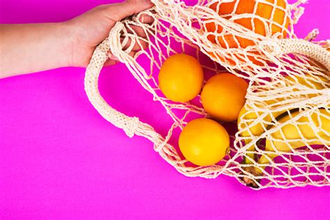 매우 페리 배경 위에 유기농 과일과 음식이있는 캔버스 면 쇼핑 에코 친화적 인 가방 제로 폐기물 플라스틱 무료 개념에 대한 스톡