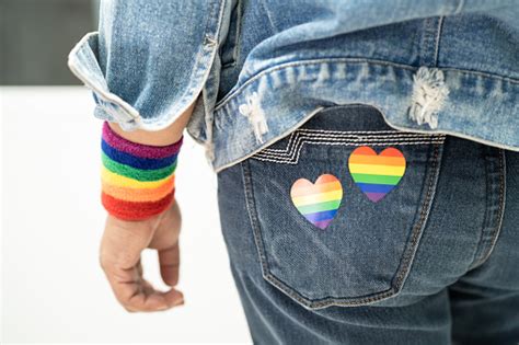 무지개 깃발 심장을 가진 아시아 여성 Lgbt 자존심의 달의 상징은 게이 레즈비언 양성애자 트랜스젠더 인권의 6 월 사교를 매년