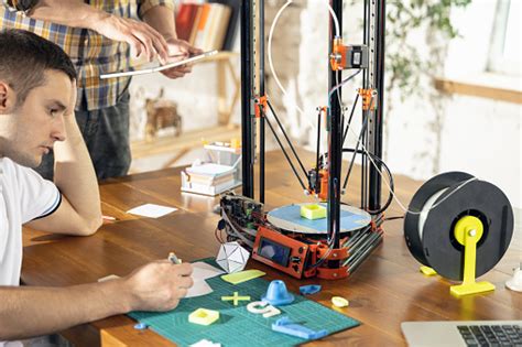 플라스틱 조각을 인쇄하는 차세대 3d 프린팅 머신 작은 공간 사무실 또는 비공개 용도로 사용 20 24세에 대한 스톡 사진 및 기타 이미지 Istock