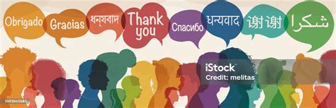 다양한 국제 언어로 된 텍스트 감사합니다가 있는 말풍선 다른 나라와 대륙에서 온 실루엣 다문화 사람들의 프로필