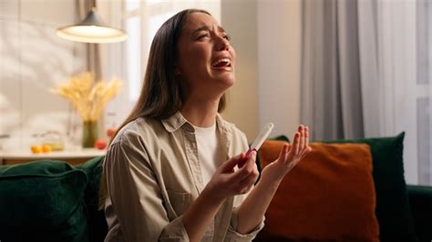 백인 여성 임신 테스트기 음성 결과 나쁜 결과 집에서 소녀 여성 울음 화가 나 스트레스 원치 않는 임신 문제 의학 건강 출산 실패 우울증 감정 고통 불임 거절에 대한 스톡