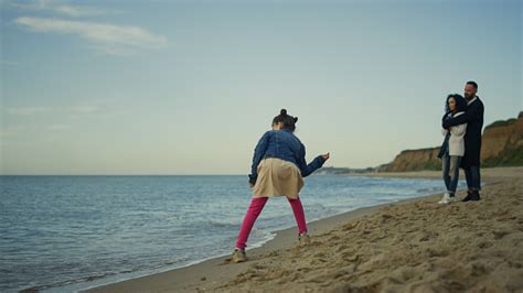 바다 해변에서 함께 시간을 보내는 평화로운 가족 부모를 연기하는 소녀 아이 가족에 대한 스톡 사진 및 기타 이미지 가족 껍데기 남성 Istock