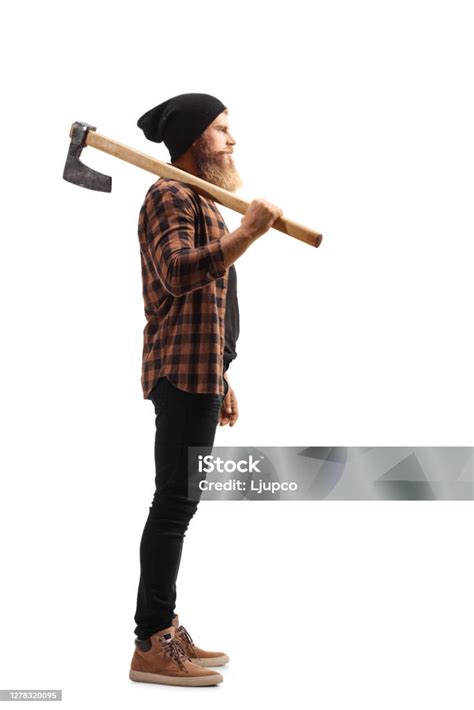 그의 어깨에 도끼를 들고 젊은 수염 남자의 전체 길이 프로필 샷 30 34세에 대한 스톡 사진 및 기타 이미지 30 34세 감정 그루터기 얼굴부위 털 Istock