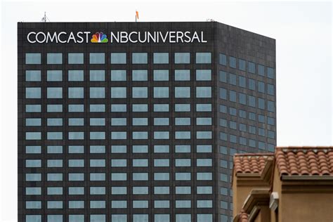 Comcast Says Its Considering Spinning Off Its Cable Tv Business Los Angeles Times
