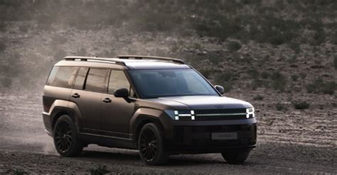 집 밖의 Suv 경치 경치가 좋은 고립된 다이나믹한 도로 디자인 먼지 먼지가 자욱한 모든 지형 모험 바퀴