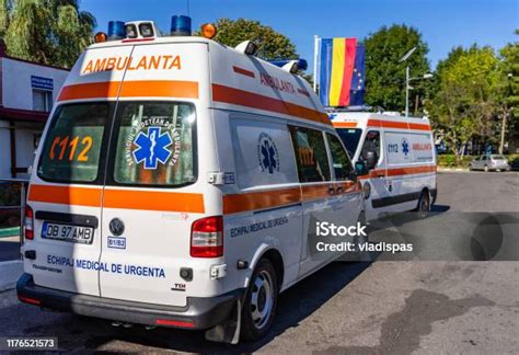 응급실 입구에 있는 구급차 근무 중인 구급차 타르고비스트 루마니아 2019 0명에 대한 스톡 사진 및 기타 이미지 0명 건강관리와 의술 고속도로 Istock