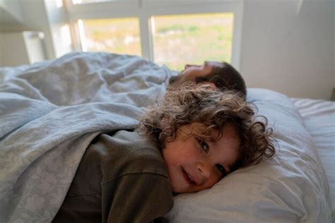 Padre E Hijo Durmiendo En Casa Foto Premium