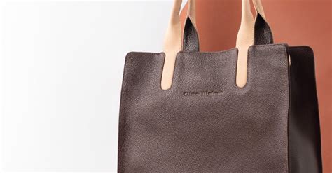 가방 디자인 가죽 갈색 갈색 가죽 고급 고급 가죽 구조화 된 디자이너 럭셔리 매혹적인 목재 표면 미니멀리스트 변하기 쉬운 스타일 스튜디오 조명