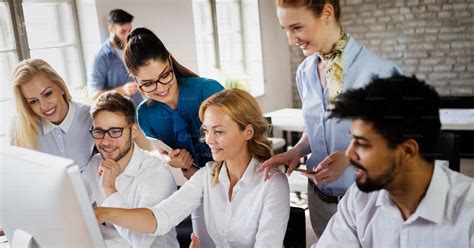 프레젠테이션 중 소프트웨어 엔지니어링 및 비즈니스를 배우는 성공적인 행복한 학생 그룹 사진 Unsplash의 세르비아 이미지