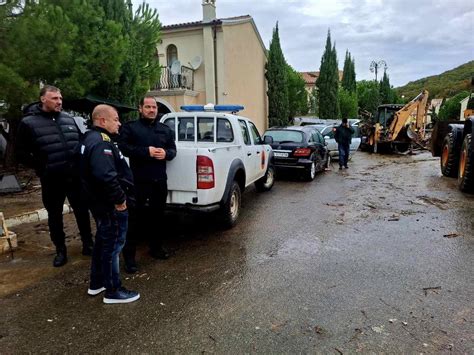 НА ТЕРЕН Калин Стоянов удря рамо на пострадалите от потопа на Елените