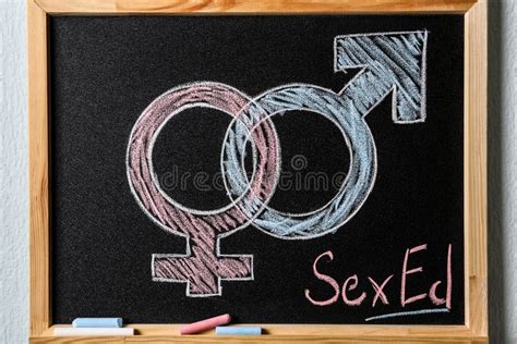 Símbolos De Gênero E Texto SEX ED Em Pequena Lousa Foto de Stock Imagem de estudo
