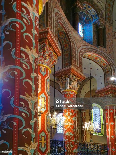 프랑스 이수아르에 있는 아바티알레 생 오스트레무안 로마네스크 양식의 교회 내부 세로 사진 0명에 대한 스톡 사진 및 기타 이미지