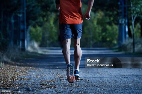 피트 니스 개념에가 배경에서 시골에서 교육 운동 조깅에 길에서 오르막 실행 찢어진 운동과 근육 다리 러너 스포츠 남자 달리기에 대한 스톡 사진 및 기타 이미지 Istock
