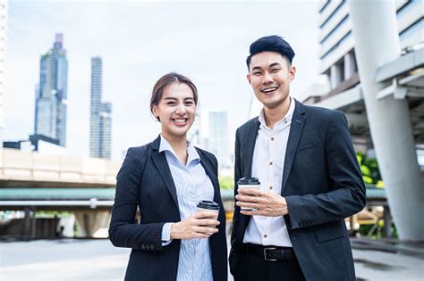 아시아 젊은 부부 사무실 사업가 뜨거운 커피를 들고 자신감 얼굴과 도시에서 야외서 서 다과 음료를 마신 후 미소로 신선하고 행복한 느낌의 일하는 남녀 20 24세에 대한