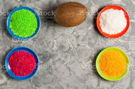 오래 된 회색 콘크리트 복사 공간에 컬러 접시 색된 코코넛 플레이크 근처 코코넛 평면 배치 0명에 대한 스톡 사진 및 기타 이미지 Istock