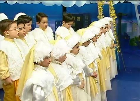 چهره مردانه یکی از اعضا گروه سرودهای زندگی دهه ۶۰ با موی بور،چشم رنگی