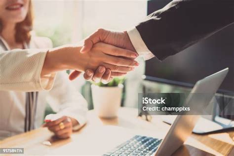 기업인 손에 동료를 흔들어 하 고 인사 작업 장소 개념 공동 작업 회의에 참여 하는 비즈니스 사무실 파트너십의 악수 2명에 대한 스톡 사진 및 기타 이미지 Istock