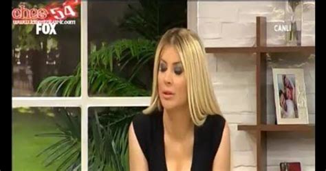 Arkadaşlar Sizce Göğüsler Hafif Arası Ayrıykenmi Daha Güzel Yoksa