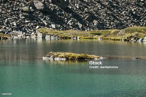 청록색 산악 호수에서 이끼와 풀이 있는 바위 맑은 물에 푸른 빙하 호수와 이끼 바위와 경치 좋은 맑은 풍경 산호수의 수면이 있는 아름다운 다채로운 풍경 0명에 대한 스톡